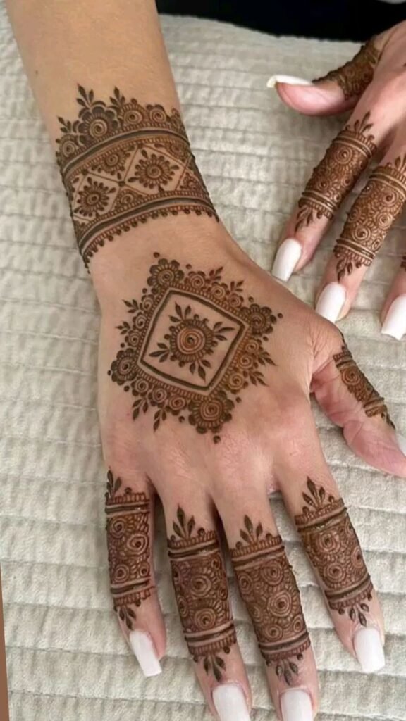 [1095+] Stylish Back Hand Mehndi Design Images, Photos & Pictures (2025 ...